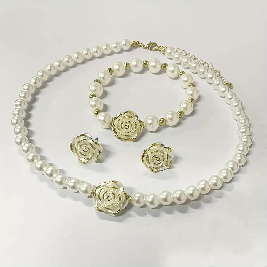 Flower necklace set vs pendant: Is the single pendant necklace trend ...