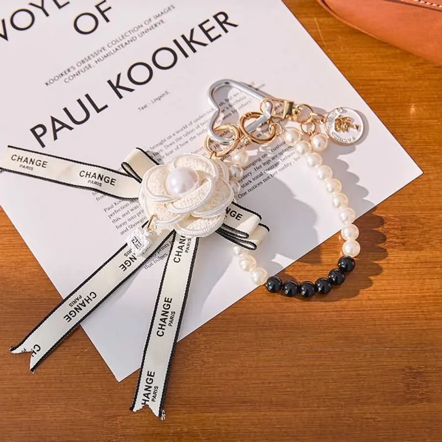 Bag hanger keychain vs carabiner clip: Which is less likely to get lost ...