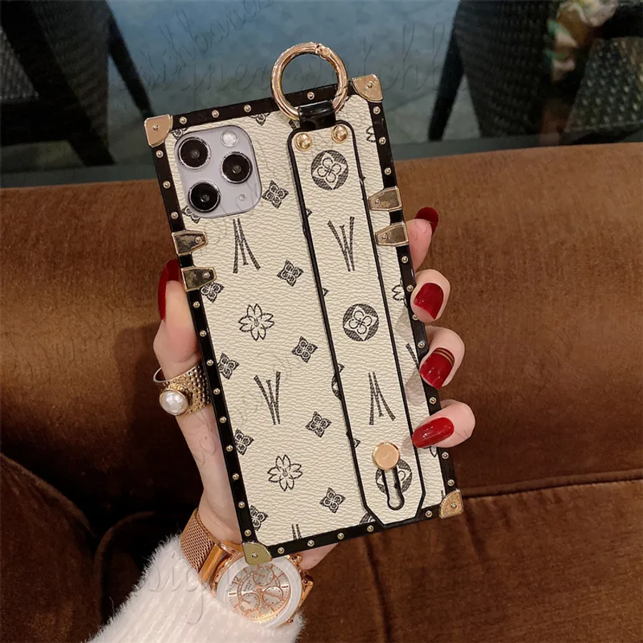 Bracelet vs Chain Phone Case: Which one actually keeps you from ...