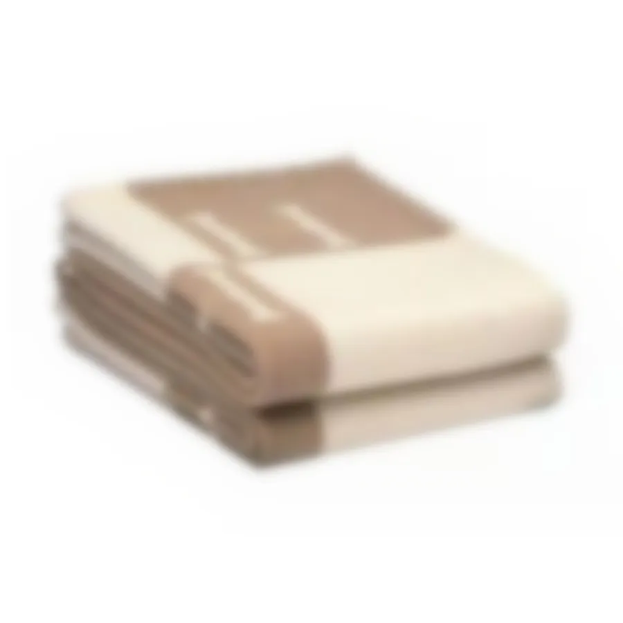 Bamboo vs Polyester blanket for sensitive skin: Which one feels better ...