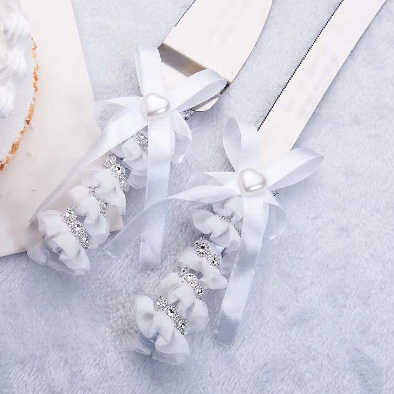 Decorating cake knife for wedding | Beachweddingtips.com